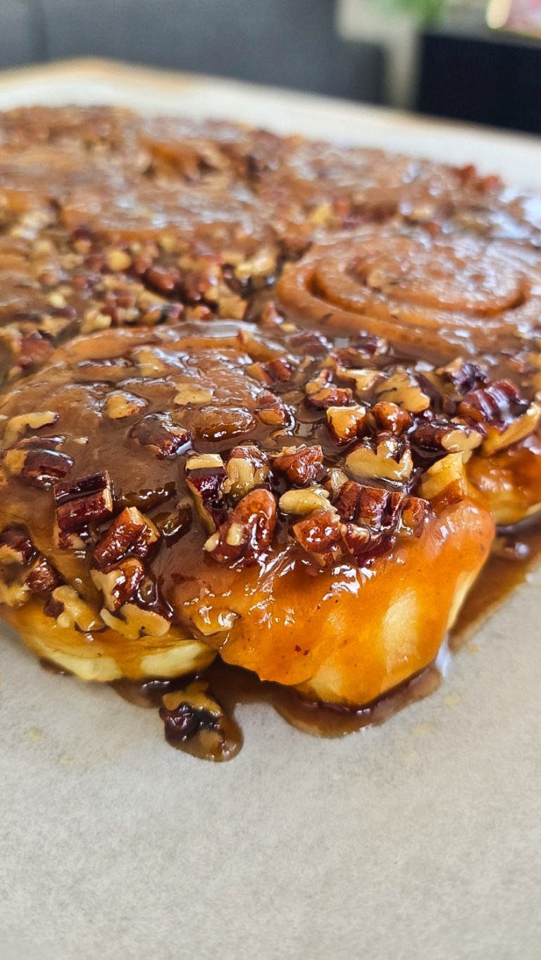 Soft and Gooey Make-Ahead Caramel Pecan Sticky Buns – Lowen Cakes